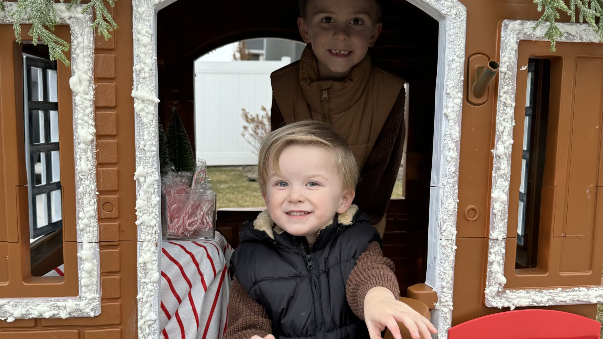 One Woman Turned a Playhouse Into the Neighborhood Gingerbread House ...