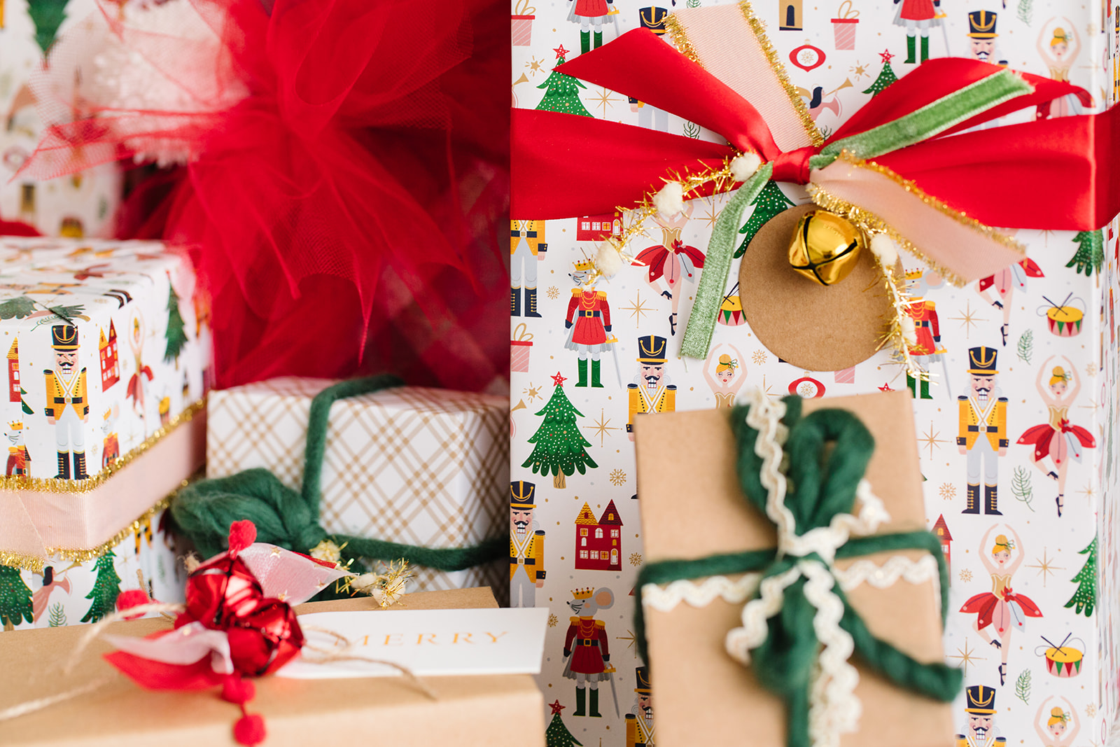 Turn any wrapping paper into a pretty bag! The simple way to wrap ...