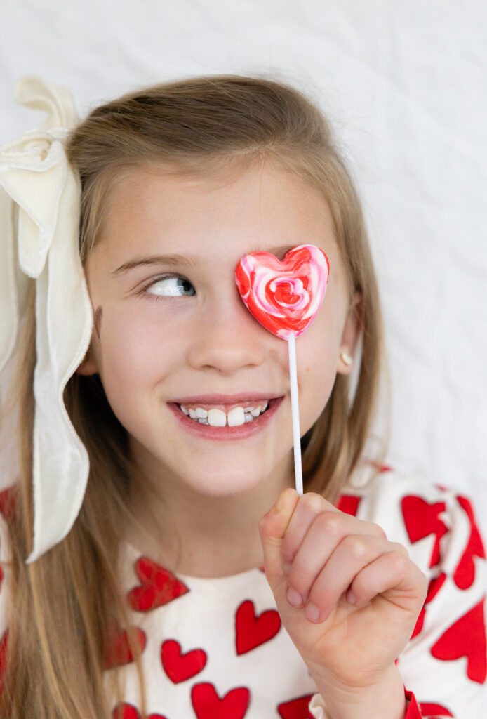 Grab dollar store props for cute Valentine's Day photos! 6 easy trends ...